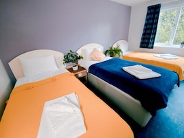 Quarto Triplo | Secretária, Wi-fi grátis, roupa de cama fornecida
