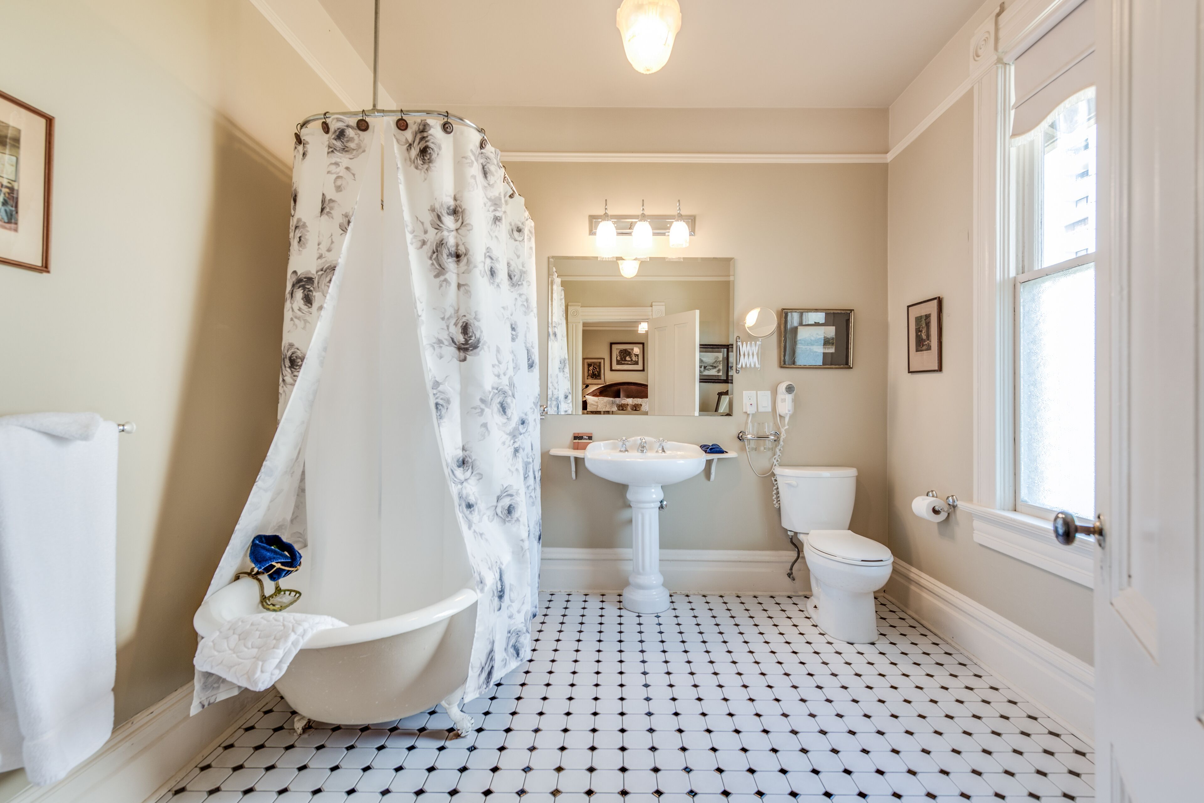 Quarto Panorâmico | Casa de banho | Artigos de higiene pessoal grátis, um secador de cabelo, roupões 