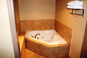 Hot Tub Suite, 1 King Bed, Refrigerator & Microwave | Banheira de hidromassagem