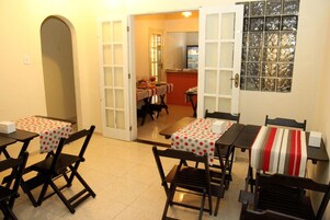 Café da manhã com buffet grátis todos os dias