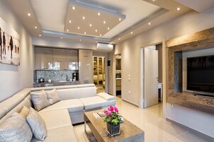 Suite Deluxe, piscina privativa | Sala | Televisor 