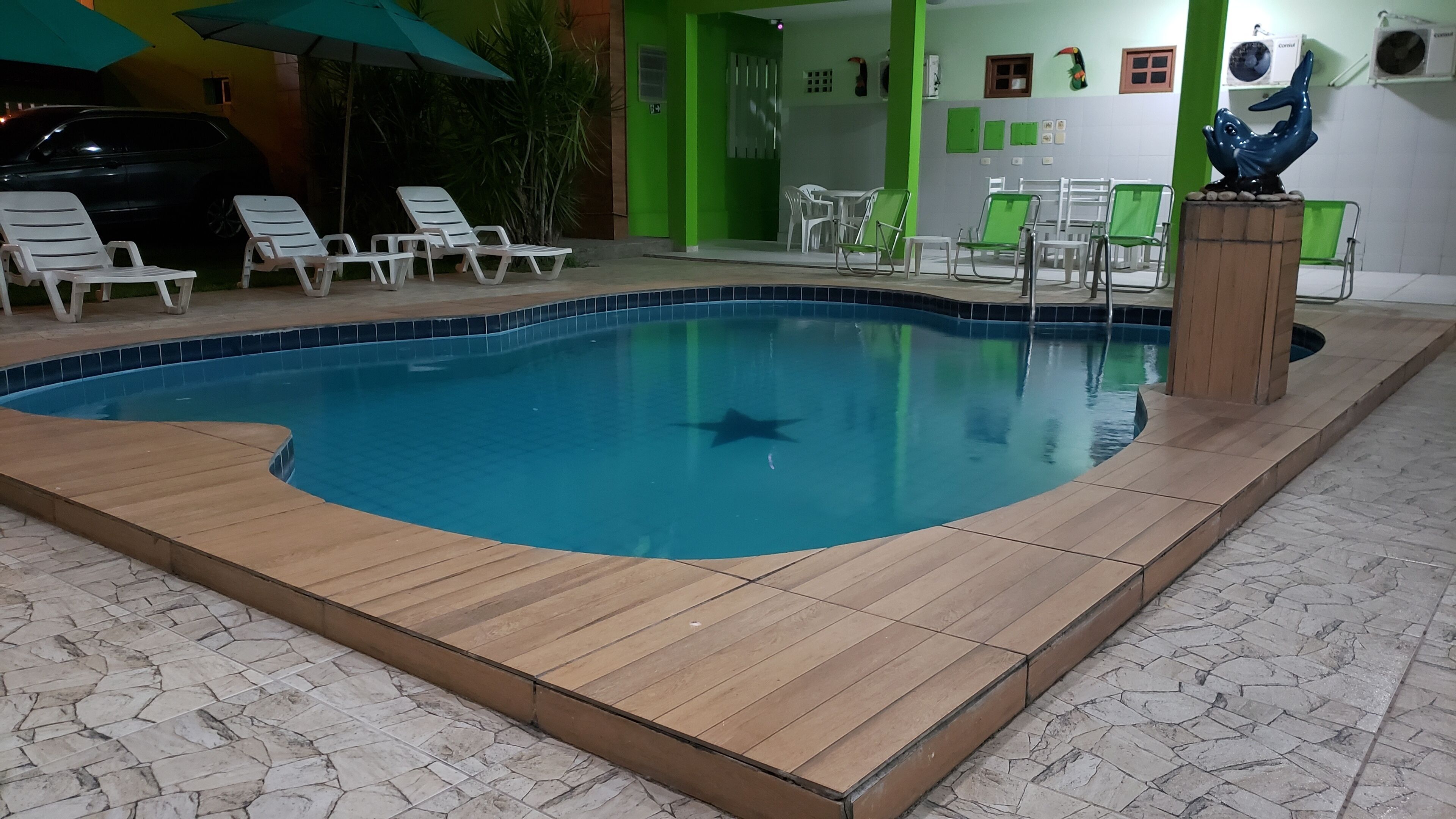 Piscina externa, funciona das 9h às 20h, guarda-sóis, espreguiçadeiras