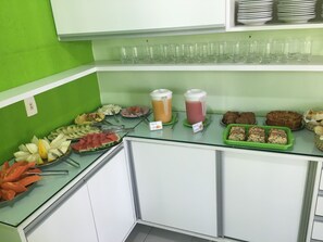 Café da manhã com buffet grátis todos os dias