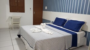 Quarto Standard | Minibar, cofre no quarto, com decoração personalizada, secretária 