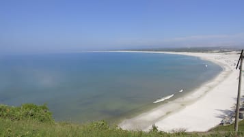 Na praia, praia de areia branca