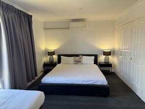 Apartamento básico | Escrivaninha, Wi-Fi de cortesia, roupa de cama