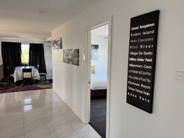 Quarto de hotel com cama, mesa de jantar e vista para o exterior.