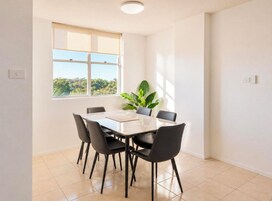Apartamento, 3 quartos | Sala de jantar