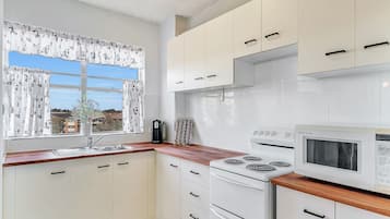 Apartamento Familiar, 3 quartos, vista parcial para o oceano, junto ao mar | Cozinha privada | Um frigorífico/congelador grande, um micro-ondas, uma placa de cozinha