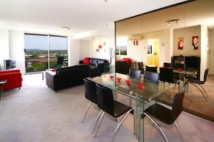 Apartamento, 2 quartos | Opções para refeição no quarto