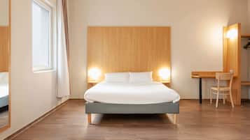 Quarto Duplo, adaptado para pessoas com dificuldades de mobilidade, não fumadores | Roupa de alta qualidade, secretária, quartos insonorizados