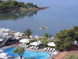 Piscina interna, 2 piscinas externas, guarda-sóis, espreguiçadeiras