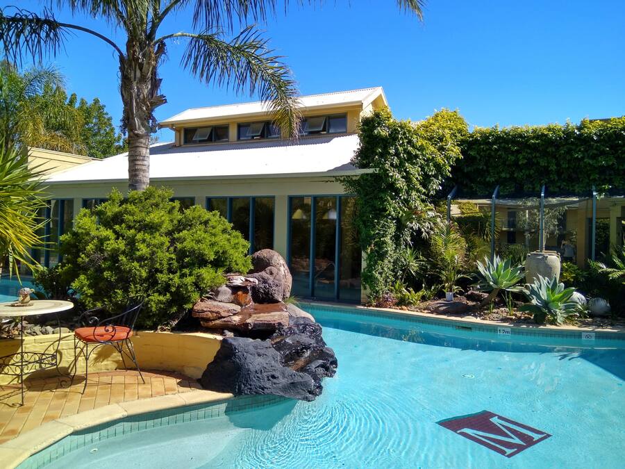 Piscina externa, espreguiçadeiras