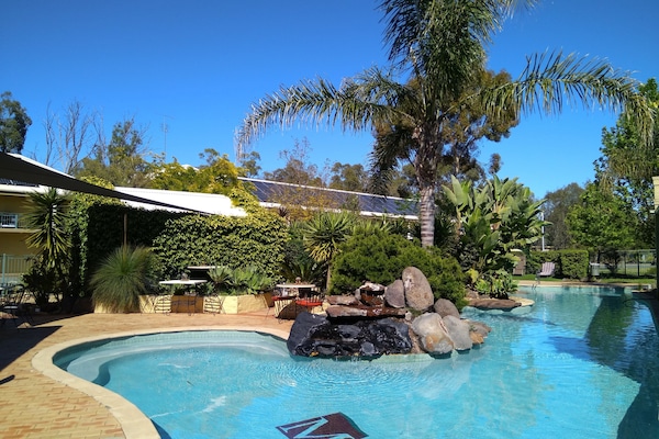 Piscina externa, espreguiçadeiras