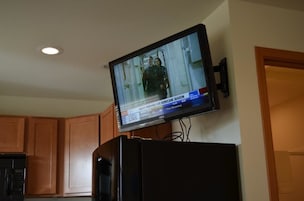 Um frigorífico, um micro-ondas, uma placa de cozinha