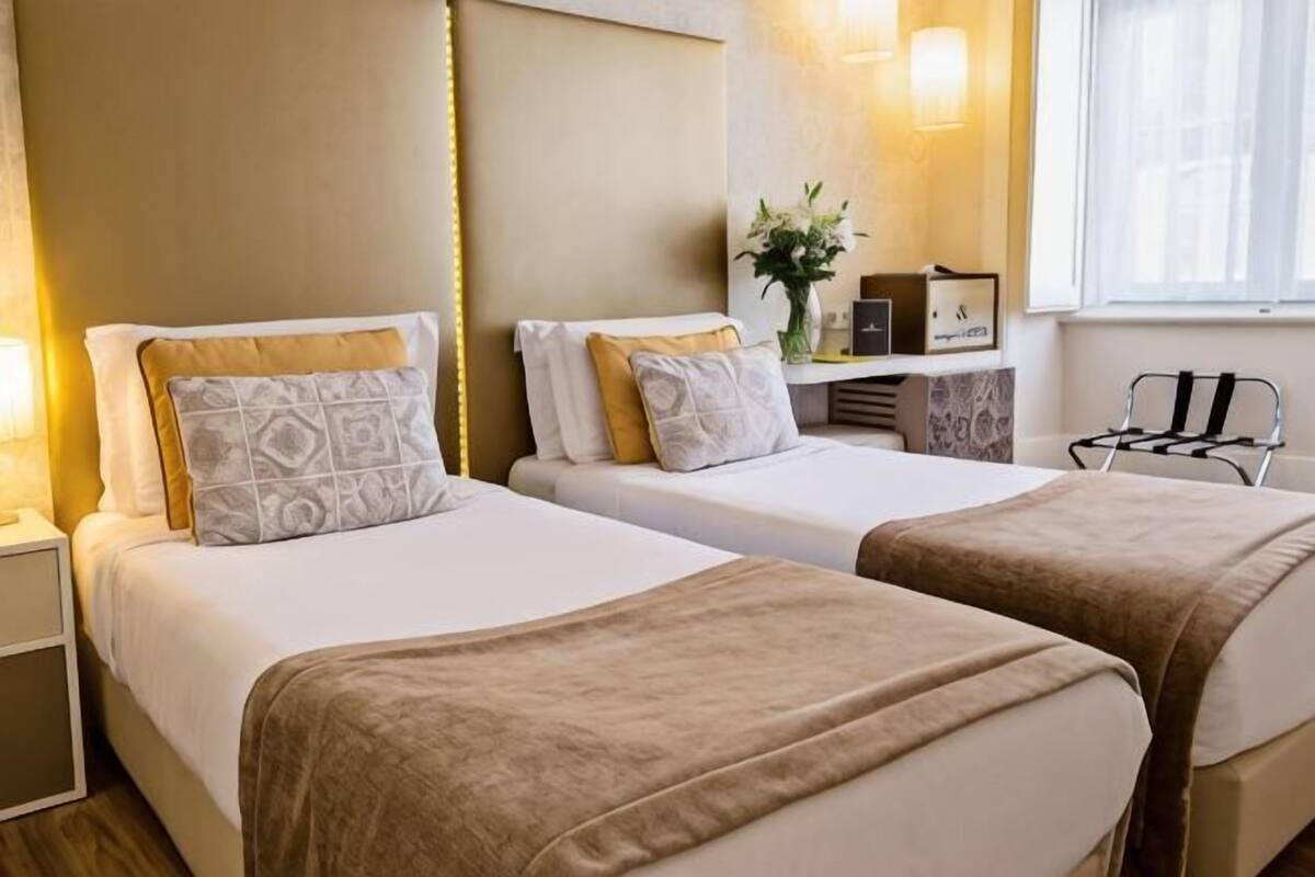 Frigobar, cofres nos quartos, escrivaninha, quartos à prova de som