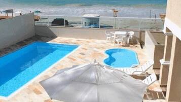 Piscina externa, funciona das 9h às 20h, guarda-sóis, espreguiçadeiras