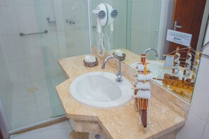 Quarto Familiar | Minibar, secretária, cortinas/cortinados opacos 