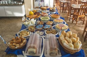 Café da manhã com buffet grátis todos os dias