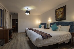 Quarto quádruplo superior | Cofres nos quartos, escrivaninha, quartos à prova de som
