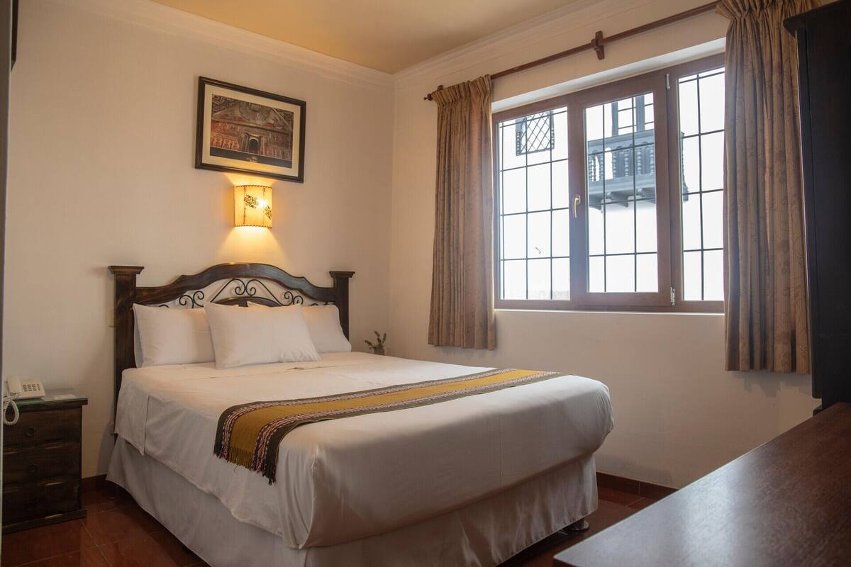 Cofres nos quartos, escrivaninha, quartos à prova de som