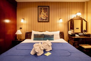 Quarto Superior | Minibar, cofre no quarto, secretária, Wi-fi grátis 