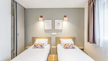 Apartamento, 2 quartos | Secretária, quartos insonorizados, ferro/tábua de engomar, Wi-fi grátis