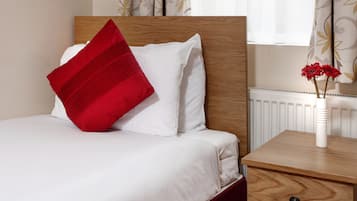 Quarto standard, 1 cama de solteiro, para não fumantes | Escrivaninha, cortinas blackout, ferros/tábuas de passar roupa