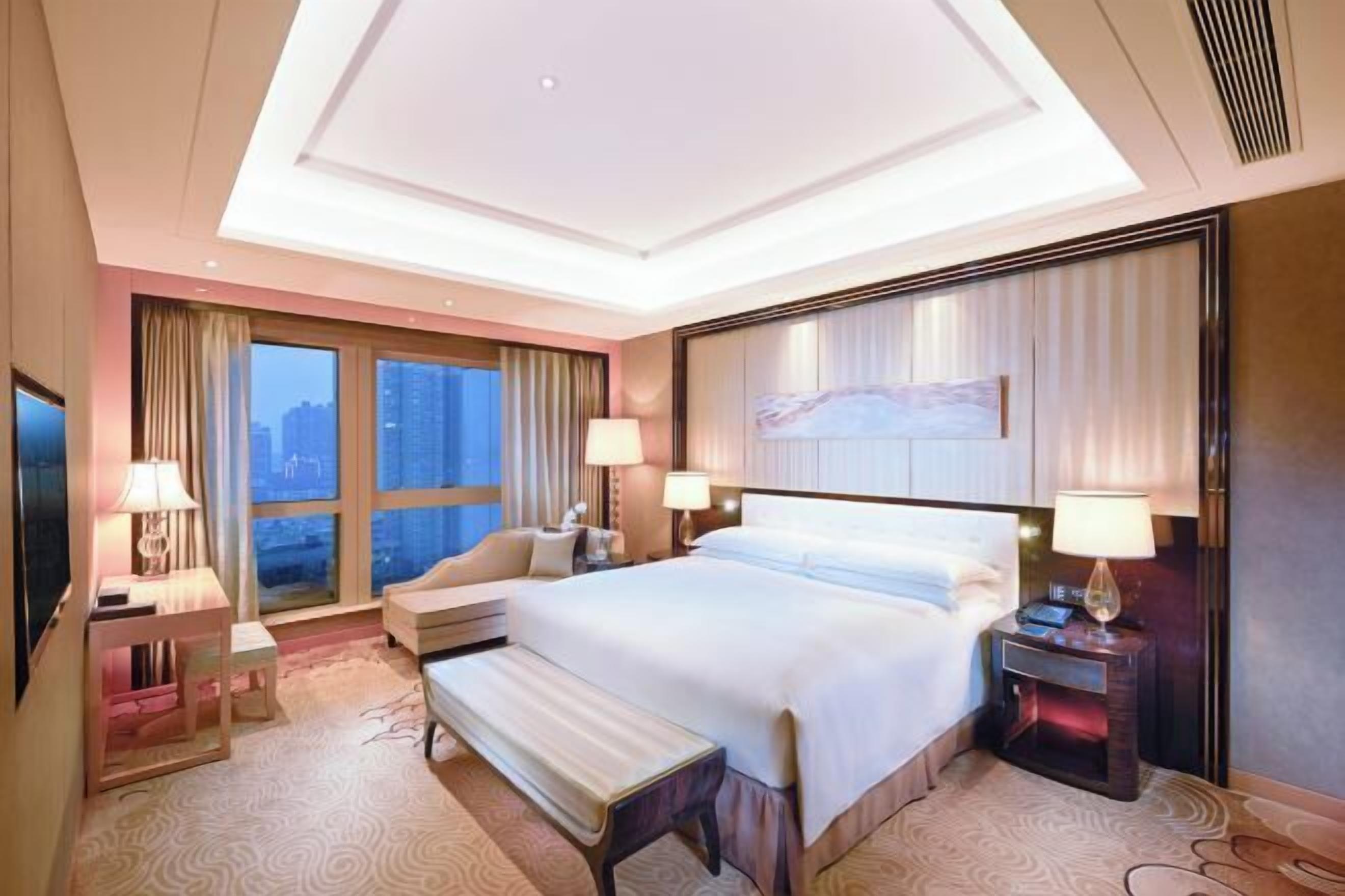 Cofres nos quartos, cortinas blackout, quartos à prova de som