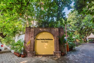 Uma entrada com portão e uma placa com a inscrição 'Hanu Reddy Residences Poets Garden'.