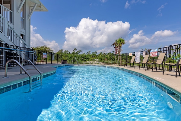 Piscina exterior, espreguiçadeiras
