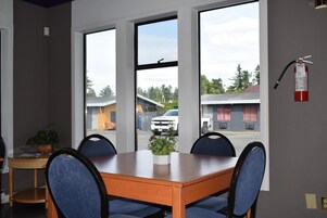 Geladeira, micro-ondas, cafeteira/chaleira