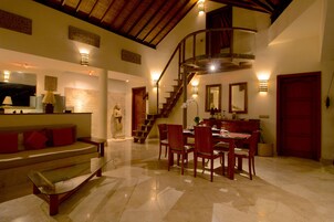 Villa, 1 quarto, piscina privativa | Cozinha privada | Um frigorífico/congelador grande, um micro-ondas, um forno 