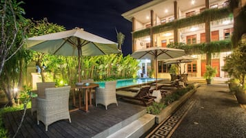 Piscina exterior, espreguiçadeiras