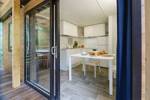 Trailer família, 2 quartos, banheiro privativo (external) | Cozinha privada | Geladeira, cooktop, cadeirão de bebê