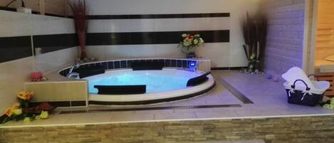 Sauna, banheira de hidromassagem, tratamentos corporais
