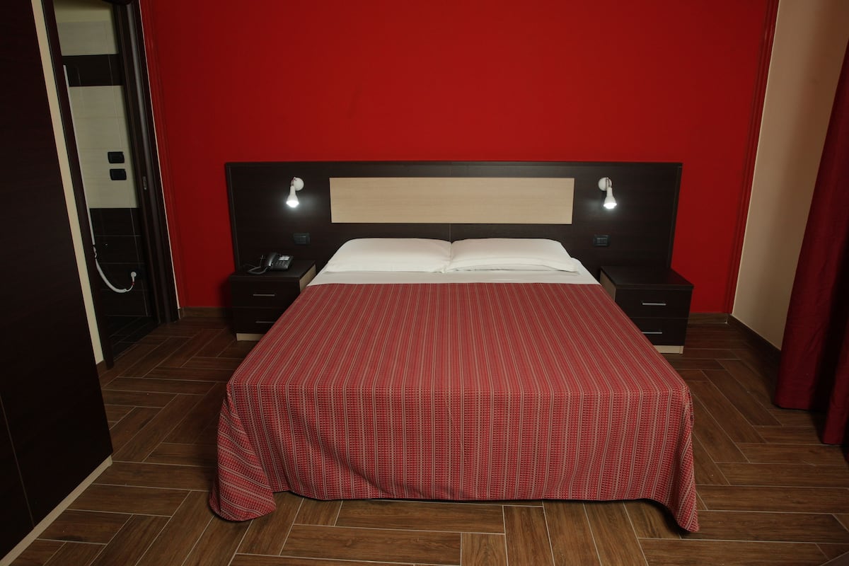 Quarto casal luxo | Roupas de cama premium, frigobar, cofres nos quartos, escrivaninha