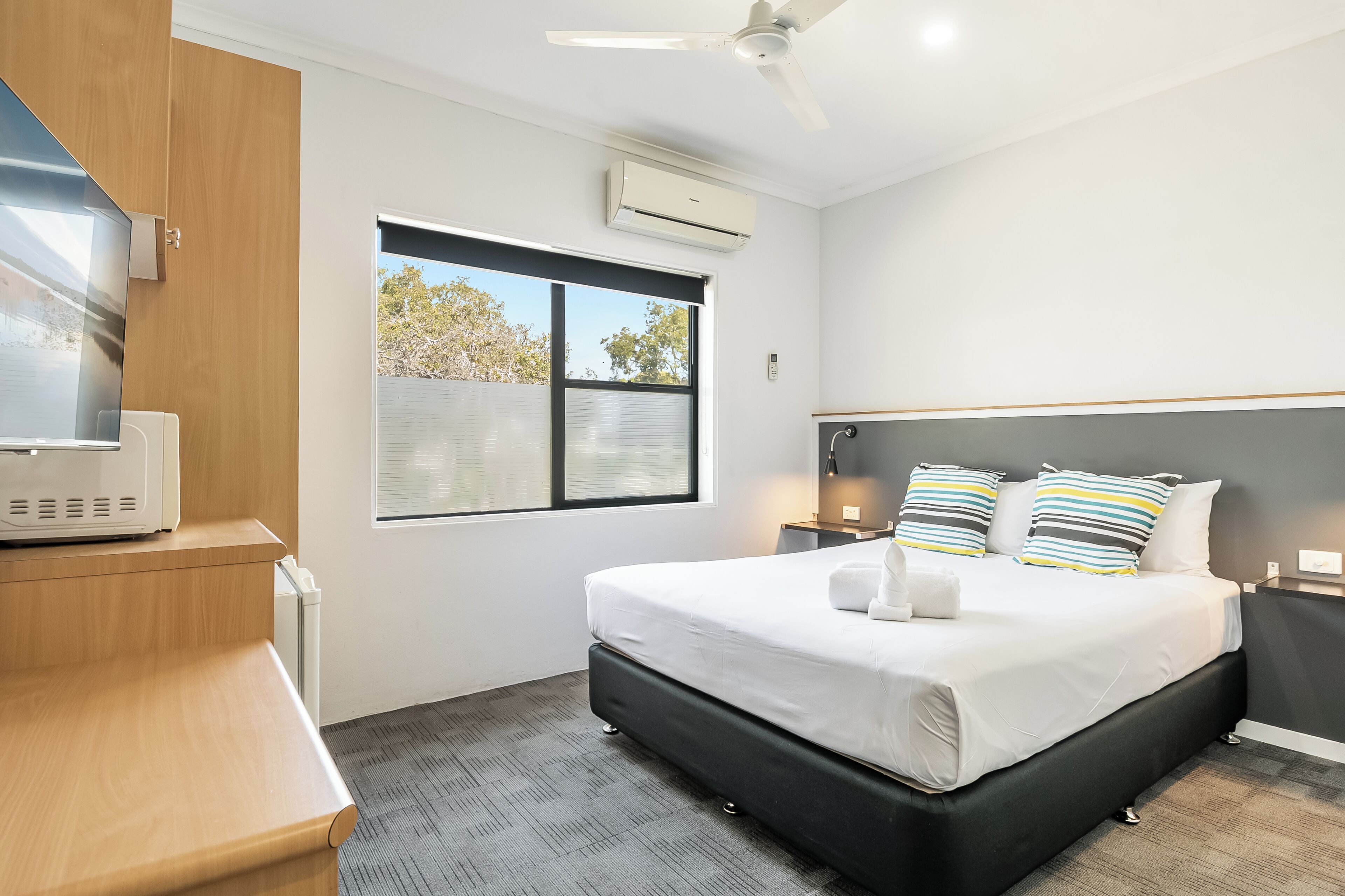 Quarto Duplo Básico (Motel) | Com decoração personalizada, com mobília individualizada 