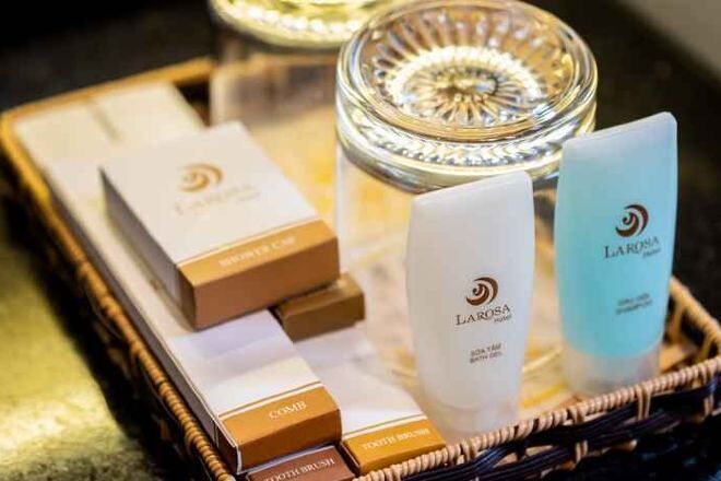 Uma banheira de imersão total, um chuveiro fixo 