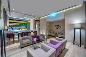 Área de estar no saguão