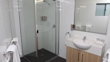 Quarto (Upstairs Queen Single) | Casa de banho | Um polibã, um secador de cabelo, toalhas fornecidas