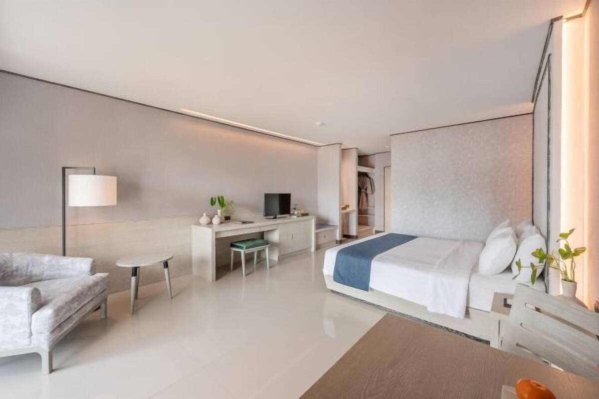Frigobar, cofres nos quartos, escrivaninha, cortinas blackout
