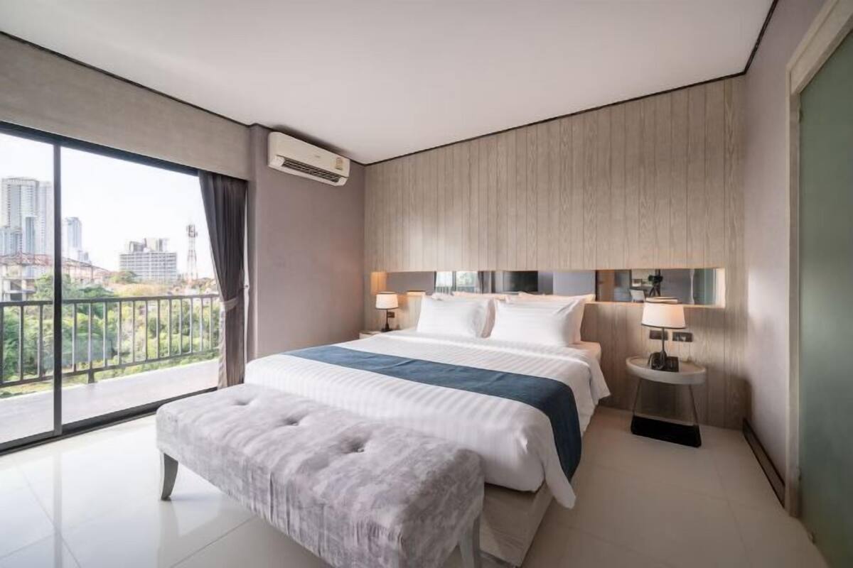 Frigobar, cofres nos quartos, escrivaninha, cortinas blackout