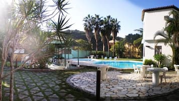 2 piscinas externas