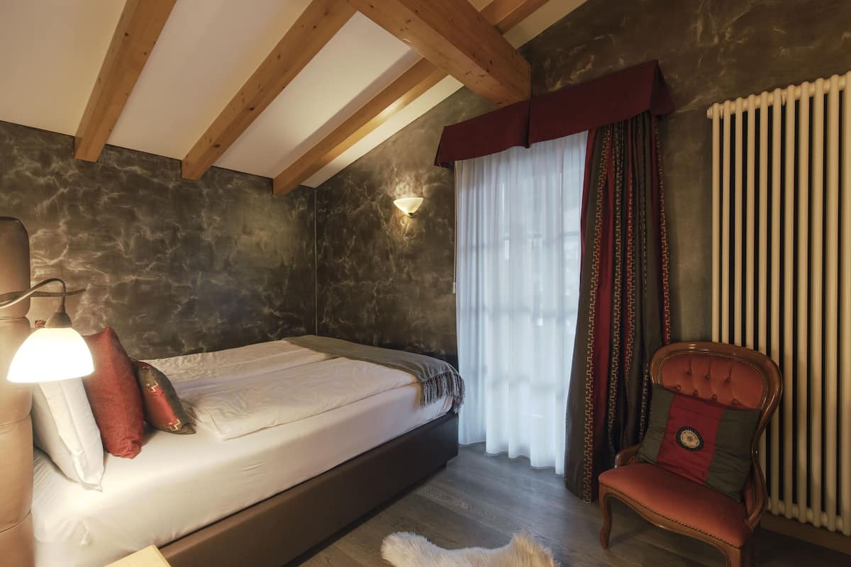 Quarto casal clássico, vista para a montanha | Roupas de cama de algodão egípcio, edredons de pluma, cofres nos quartos