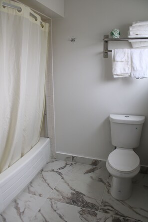 Quarto standard, 1 cama Queen | Banheiro | Secador de cabelo, toalhas de banho