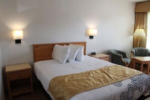 Quarto standard, 1 cama Queen | Escrivaninha, ferros/tábuas de passar roupa, Wi-Fi de cortesia