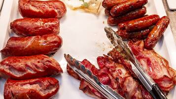 Buffet com diversos tipos de carne e ovos.