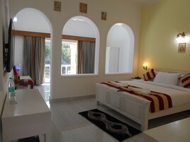 Quarto Duplo ou Twin de Luxo, 1 quarto, varanda, vista para o jardim | Cofre no quarto, secretária, quartos insonorizados, camas desdobráveis 