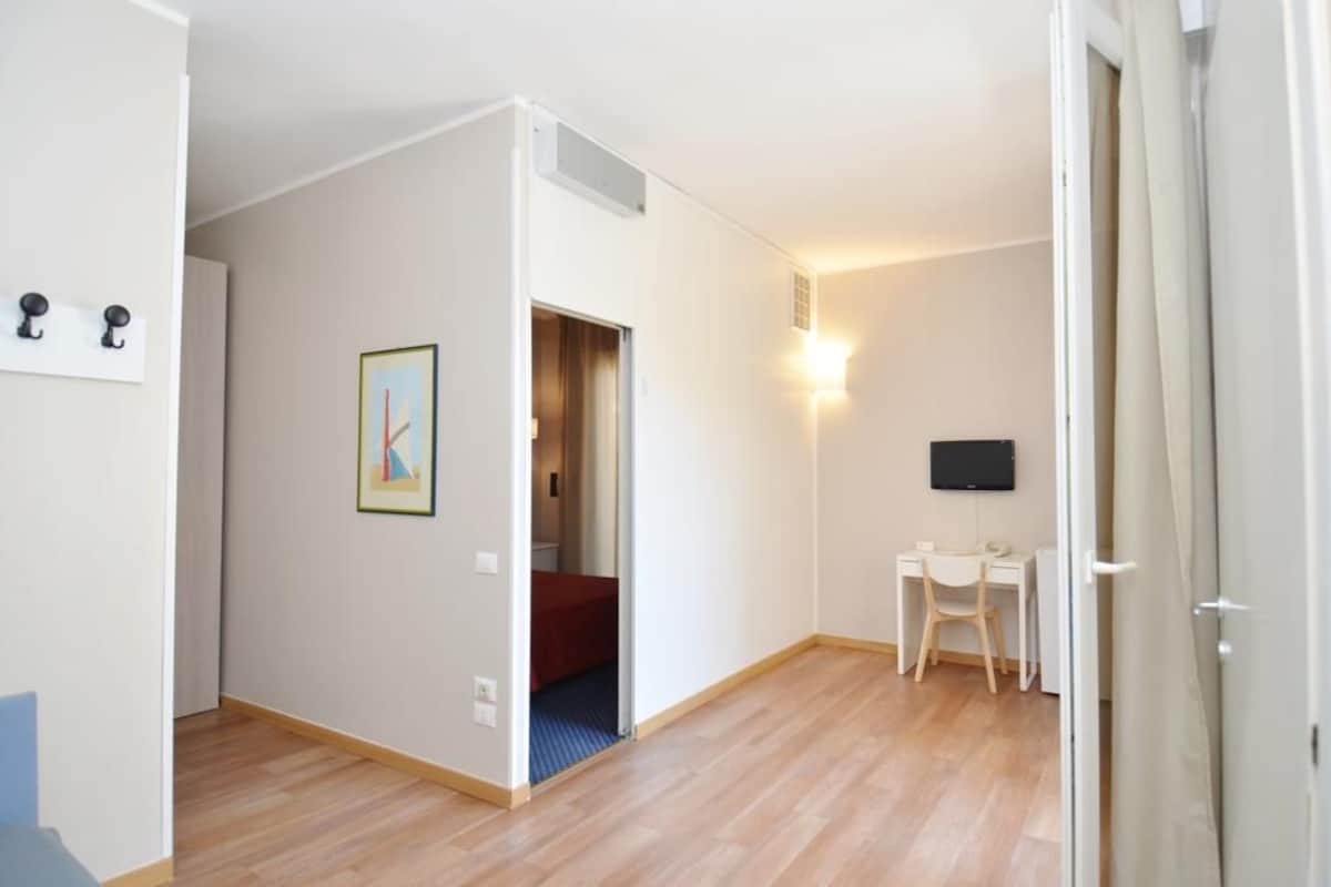 Minibar, cofre no quarto, secretária, berços/camas para crianças 